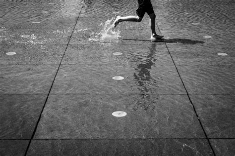 무료 이미지 물 검정색과 흰색 사람들 화이트 스포츠 보도 바닥 소년 달리는 젖은 아스팔트 탐험하다 운동 프랑스 다리 선 어린 발 날씨