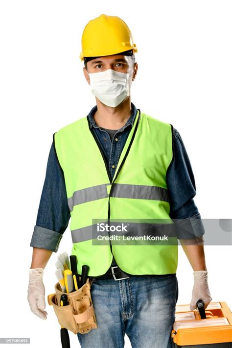흰색 배경에 고립 된 코로나 바이러스 전염병을 방지하기 위해 보호 얼굴 마스크와 장갑을 착용 도구 가방 수동 작업자 직업에 대한 스톡 사진 및 기타 이미지 Istock