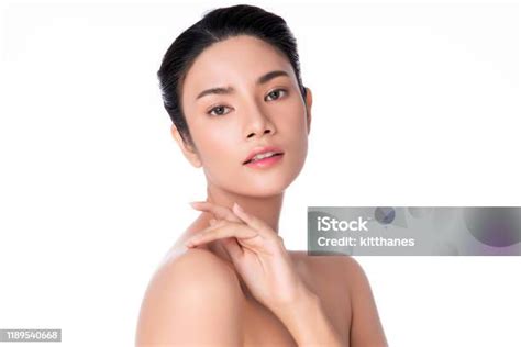 아름 다운 젊은 아시아 여자 손 어깨에 만지고 깨끗하고 상쾌한 피부 하얀 배경 뷰티 화장품 컨셉 건강관리와 의술에 대한 스톡