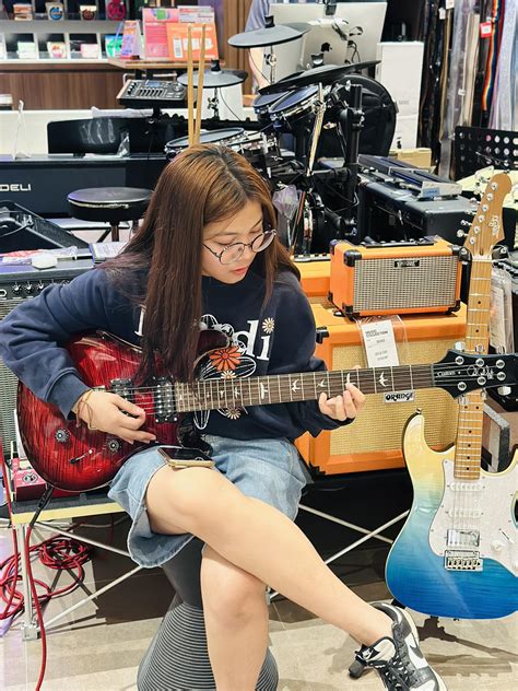 Phuriphak วันนี้ร้านหยุด1วันนะครับ ลูกสาวให้พามาเอากีตาร์ จะให้เค้าส่งมาก็ไม่ยอม😅 Facebook