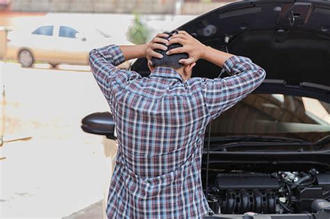 남자가 차를 점검하고 있습니다 문제가있는 자동차 여행 중에 깨진 자동차 35 39세에 대한 스톡 사진 및 기타 이미지 35 39세 Troubles 걱정하는 Istock