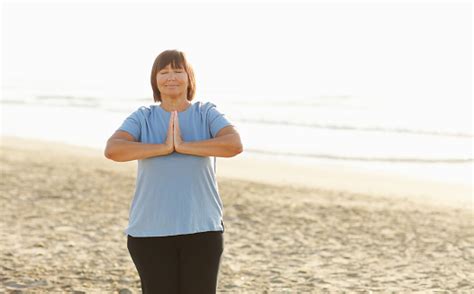 아침 일출에 바다 해변에서 호흡 운동을 연습하는 성숙한 여성의 요가와 명상 몸의 마음과 정신 마음챙김 개념 깨달음과 건강한 생활 방식 50 54세에 대한 스톡 사진 및 기타