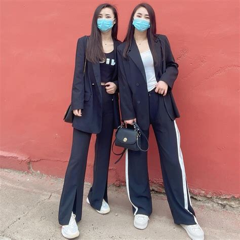 外甥把姨妈认成了妈妈 失散双胞胎 Facebook