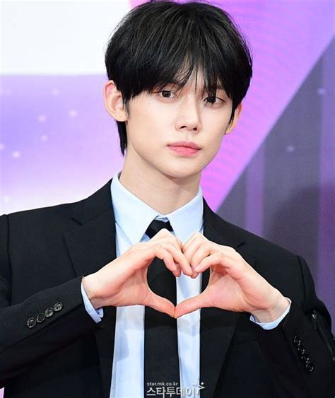 더쿠 오늘자 투모로우바이투게더 연준 레드카펫 기사사진