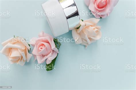 스타일 뷰티 웹 배너 피부 크림 마른 꽃 잎 장미 파스텔 블루 테이블 배경 유기농 화장품 스파 컨셉 빈 공간 평평한 평지 상단 보기 0명에 대한 스톡 사진 및 기타 이미지