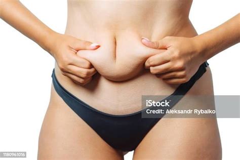 뚱뚱한 배를 가진 젊은 여자 흰색 배경에 고립 된 과체중 여성의 몸 클로즈업 스튜디오 샷 다이어트의 개념 체중 감량 건강관리와 의술에 대한 스톡 사진 및 기타 이미지