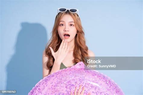 푸른 배경에 수영 플로트를 들고 있는 젊은 아시아 소녀의 이미지 여름 휴가 컨셉 수영 동작 활동에 대한 스톡 사진 및 기타