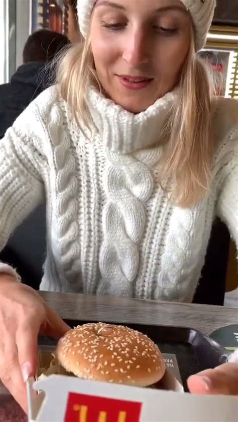 СПРЯТАЛ КОЛЬЦО С 💎 В 🍔 Я В ШОКЕ 😱 ОТ ЕЕ РЕАКЦИИ 😡 ЗАВТРА БУДЕТ ПРАНК НАД НЕЙ 🥳 Shorts