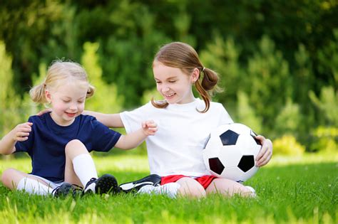 두 명의 귀여운 리틀 자매 화창한 여름 날에 축구 게임 재미 아이 들을 위한 스포츠 활동입니다 2명에 대한 스톡 사진 및 기타 이미지 Istock