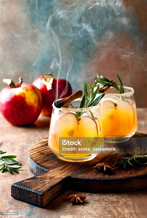 시나몬 로즈마리 스타 아니스를 곁들인 스모키 사과 사이다 마가리타 가을 칵테일 유리잔에 대한 스톡 사진 및 기타 이미지