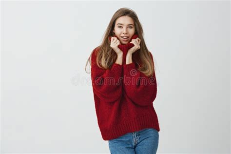 De Vrouw Verleidt Haar Medewerker Portret Van Mooie Moderne Vrouw In De