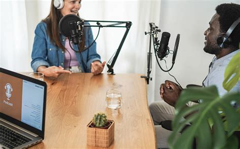 함께 팟캐스트 세션을 갖는 호스트 라이브 스트림 동안 인터뷰를 하는 여성 연사 기술 동향 개념 오른쪽 남자 얼굴에 집중 2명에 대한 스톡 사진 및 기타 이미지 Istock