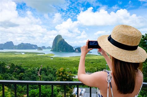 행복한 젊은 여행자 여자 제기 팔 은 자연의 아름다운 즐기고 하늘에 사진을 찍습니다 30 34세에 대한 스톡 사진 및 기타 이미지 30 34세 경관 경외감 Istock
