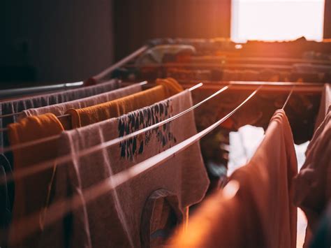 실내 가벼운 가정 가정 생활 가정의 건조기 고요한 광선 기본 기와 단순한 생활 따뜻한 따뜻한 빛 뜨거운 란제리 루틴 리넨 말리는 면직물