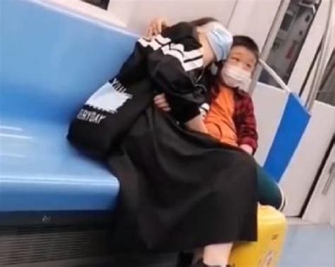 Phản ứng của con trai tuổi khi nhìn thấy vết sẹo sinh mổ trên bụng mẹ khiến người mẹ bất ngờ
