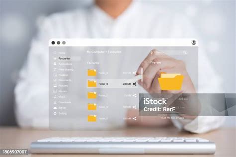 랩톱을 사용하여 엔터프라이즈 서버에서 문서 파일을 탐색하는 사업가입니다 Dms 클라우드 백업 온라인 문서 또는 디지털 스토리지 소프트웨어 데이터베이스 업로드 및 다운로드