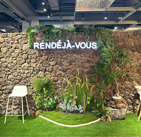 랑데자뷰 현대백화점u Plex중동점 ️the Winter Season Cake ️ 🎅🏻 메리산타벨벳 컵케이크 레드벨벳 시트위에 귀여운 산타모양의 버터크림 ⛄️스노우