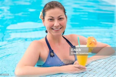 수영장에서 칵테일 파인애플의 유리를 가진 아름 다운 여자의 초상화 관광 리조트에 대한 스톡 사진 및 기타 이미지 관광 리조트 러시아 레저 활동 Istock