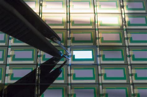 프로브 스테이션을 사용하여 흰색의 작은 Oled 디스플레이 켜기 확인 0명에 대한 스톡 사진 및 기타 이미지 0명 과학 교육 Istock