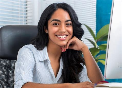 Premium Photo Smiling Business Executive At Her Office Desk