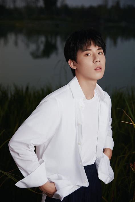 周奇写真曝光 湖边少年灵气十足