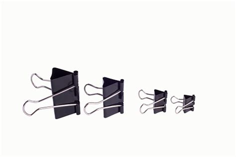 큰 것부터 작은 크기까지 다양한 크기의 검은 색의 종이 클립을 클로즈업합니다 흰색 배경에 격리 0명에 대한 스톡 사진 및 기타 이미지 Istock