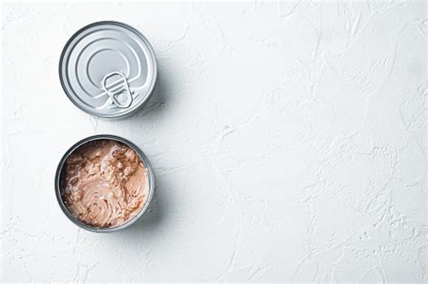 통조림 청크 라이트 참치 주석 캔 흰색 배경에 상단 보기 평면 누워 카피 스페이스와 텍스트 공간을 가진 0명에 대한 스톡 사진 및 기타 이미지 Istock