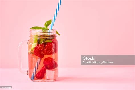 분홍색 배경에 복사 공간이있는 메이슨 항아리에 딸기 수제 레모네이드 딸기에 대한 스톡 사진 및 기타 이미지 딸기 진 항아리 Istock