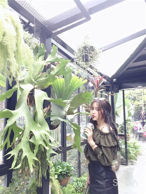 Vô tình lọt vào ống kính phóng viên tại điểm thi THPT gái xinh liên tục nhận được câu hỏi Idol