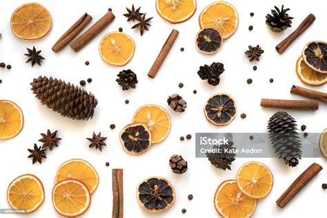 크리스마스 구성입니다 겨울 패턴의 다양 한 향신료 소나무 콘 새 해 장식 계 피 스틱 스타 아니 스 오렌지 흰색 배경에 고립 상위 뷰 평면 배치 하는 휴일 0명에 대한 스톡