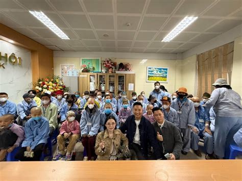 Sau khi từ chối hỗ trợ bé bắp Huấn Hoa Hồng đến bệnh viện K trao