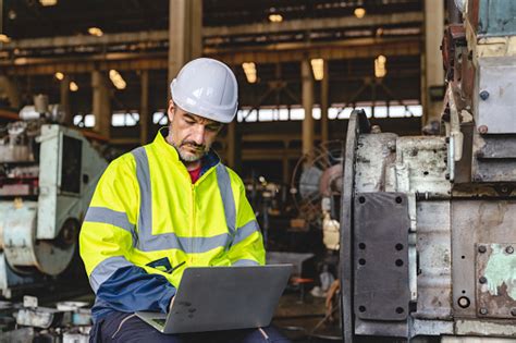 산업 공장의 유지 보수 건설 장비에 종사하는 안전 하드 모자를 가진 전문 기술자 엔지니어 생산 기술의 제조 직업 직업을 가진 검사 남자 50 54세에 대한 스톡 사진 및