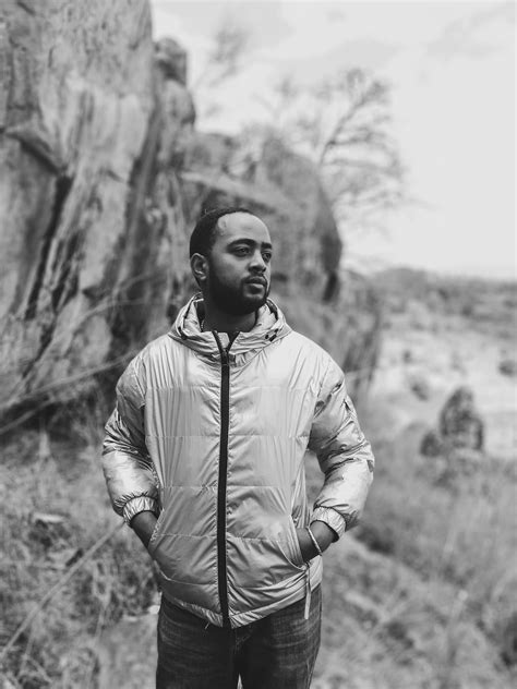 개성 개인적 표현 거리 겨울 옷 관계 금발의 여자 남성 남자 도시 생활 도시 패션 도시 환경 도시의 레이스 의류 문신 문신 예술 문신을 한 남자