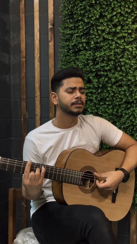 ‎خواننده نوازنده گیتار محمد شکوهی‎ ‎پایان ویدیو حاوی صحنه‌های