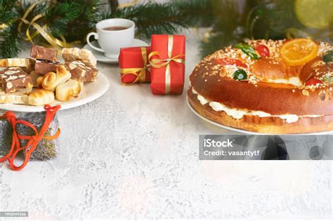 스페인어 크리스마스 개념 로스 콘 드 레예 또는 핫 초콜릿 달콤한 석탄과 Turrones 사탕 흰색 배경에 빨간 크리스마스 선물 과 스페인 휴일 케이크 복사 공간 동방