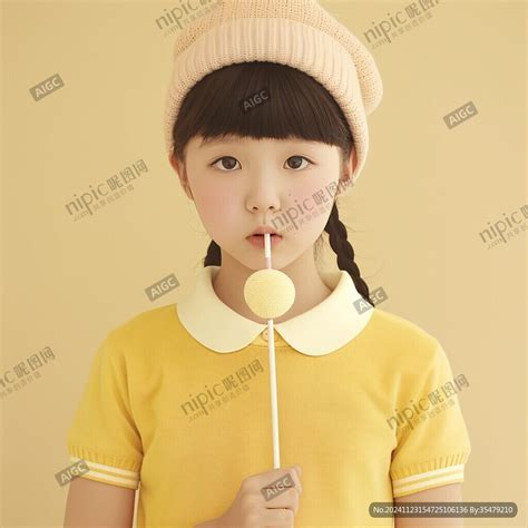 Ai创作图棒棒糖小女孩 棒棒糖造型 俏皮糖果女孩 童装高清棚拍 吃棒棒糖女孩 圆脸小朋友 儿童服装零食百货 儿童棒棒糖 童年的棒棒糖 娃娃领上衣 小朋友头像 儿童缪拍套餐 小女孩头像 儿童蛋卷