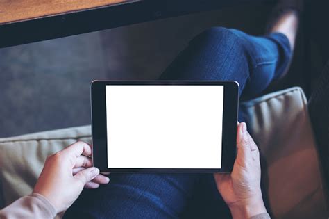 현대적인 카페에서 바닥 배경으로 허벅지에 텅 빈 흰 스크린 블랙 태블릿 Pc를 들고 여자의 손 이랑 이미지 공란에 대한 스톡 사진 및 기타 이미지 Istock
