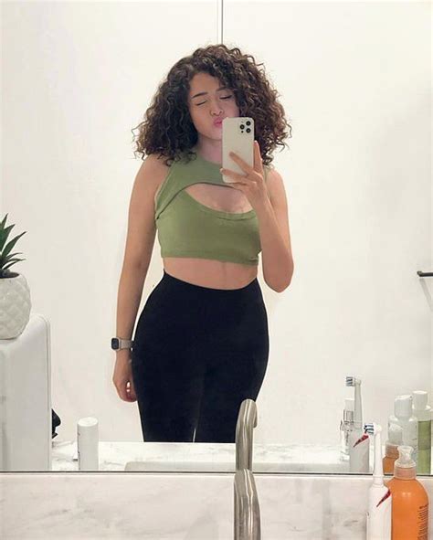 Pokimane Posts Picture With New Curly Hair Look Fans Cant Control Their Excitement