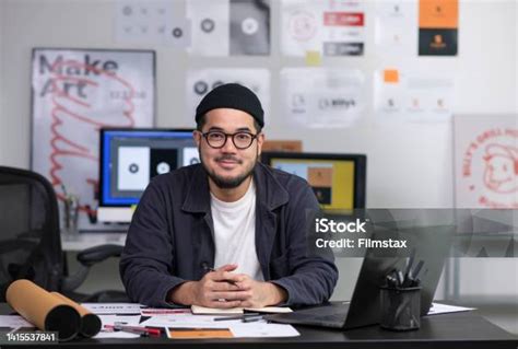 사무실에서 일하는 아시아 그래픽 디자이너 아티스트 크리에이티브 디자이너 일러스트 레이터 그래픽 스킬 개념 디자인 전문가에 대한 스톡 사진 및 기타 이미지 Istock