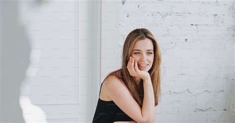 흰색 인테리어에 저녁 우아한 검은 드레스에 긴 머리를 가진 행복한 젊은 여성의 패션 아름다움 초상화 사진 Unsplash의 검은 드레스를 입은 소녀 이미지