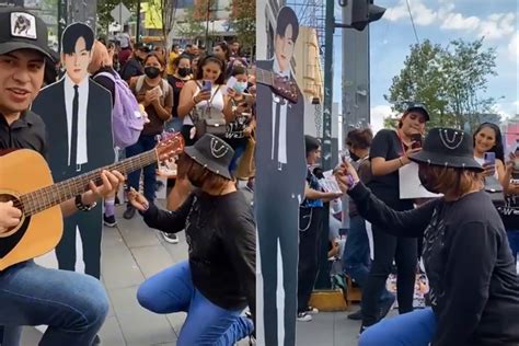 Qué es eso Joven le pide matrimonio a figura de cartón de BTS Alerta Informativa