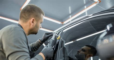 자동차 서비스 작업자가 긁힘으로부터 특수 왁스로 차체를 연마합니다 전문 자동차 디테일링 및 유지 보수 개념 사진 Unsplash의 자동차 디테일링 이미지