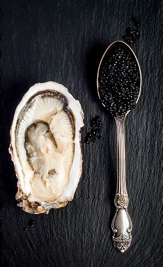 빈티지 실버 숟가락 검은 철갑 상어 캐 비어와 블랙 슬레이트 돌 배경에 굴 평면도 평평 하다 0명에 대한 스톡 사진 및 기타 이미지 Istock