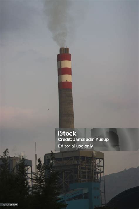 인도네시아 서자바 주 펠라부한라투 해안 수카부미 근처의 석탄 화력 증기 발전소의 큰 굴뚝에서 연기 오염의 풍경 보기 0명에 대한 스톡 사진 및 기타 이미지 Istock