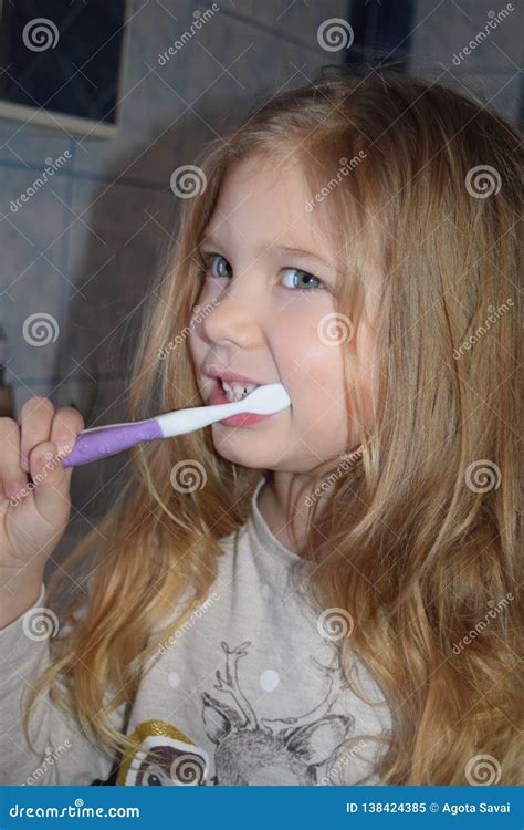 Denti Di Spazzolatura Della Ragazza Prima Dellasilo Prima Colazione