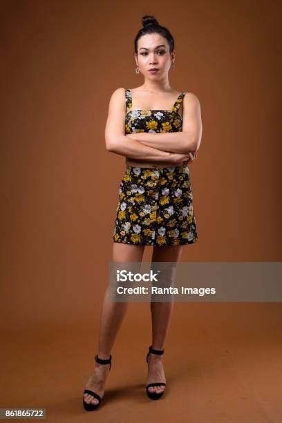 배경색에 대하여 머리를 가진 젊은 아름 다운 아시아 트랜스 젠더 여자의 스튜디오 샷 묶여 스튜디오 촬영에 대한 스톡 사진 및