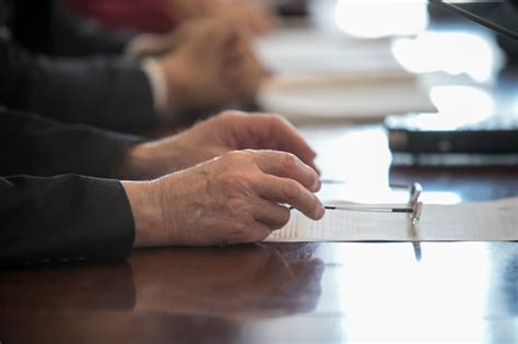 기자 회견입니다 공공 스피커 주는 텔레비전 카메라 이야기 뉴스 컨퍼런스입니다 비디오 카메라와 함께 하는 이벤트 언론과 미디어 기자와 매스 커뮤니케이션에 대 한 공공 뉴스