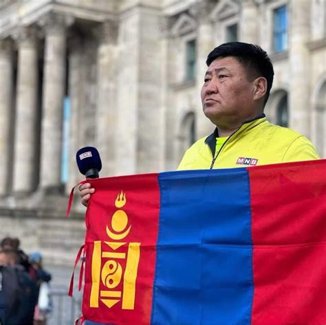 Хөлний бэрхшээлтэй 8 настай Ү Энхжин охин 3 удаагийн нийлбэр суниалтаар 50 суниаж Гар дээр