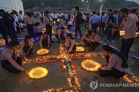 데브 디파왈리 축제서 등불 켜는 인도 힌두교 신자들 연합뉴스