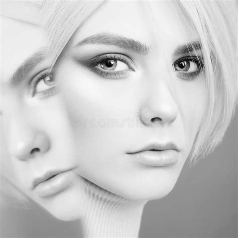 Junge Sch Ne Blondine Mit Retro Frisur Stockfoto Bild Von Br Ste Sch N